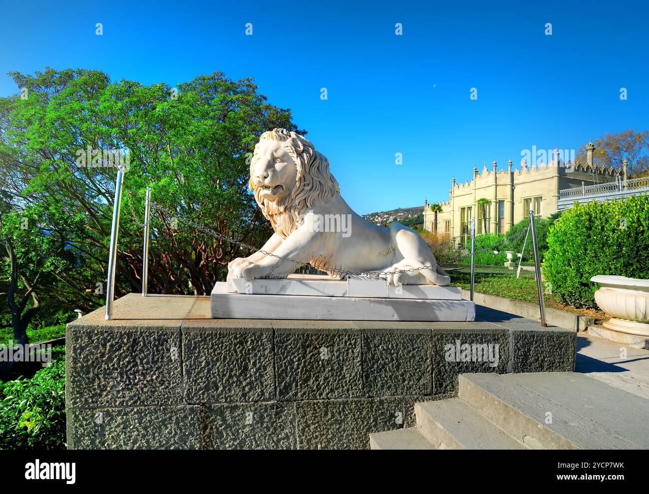 Statue of lion Stock Photo - Alamy
