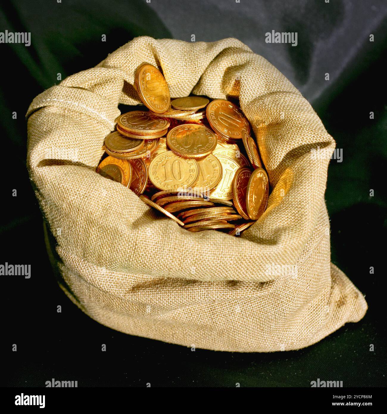 Bag with cash hi-res stock photography and images - Alamy