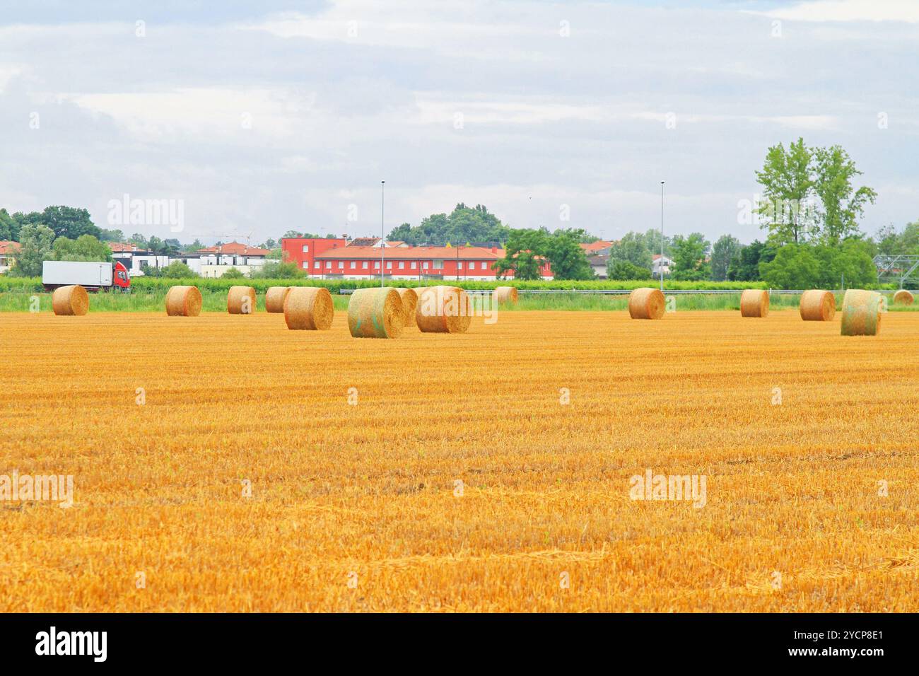 Rolls of haystacks hi-res stock photography and images - Alamy