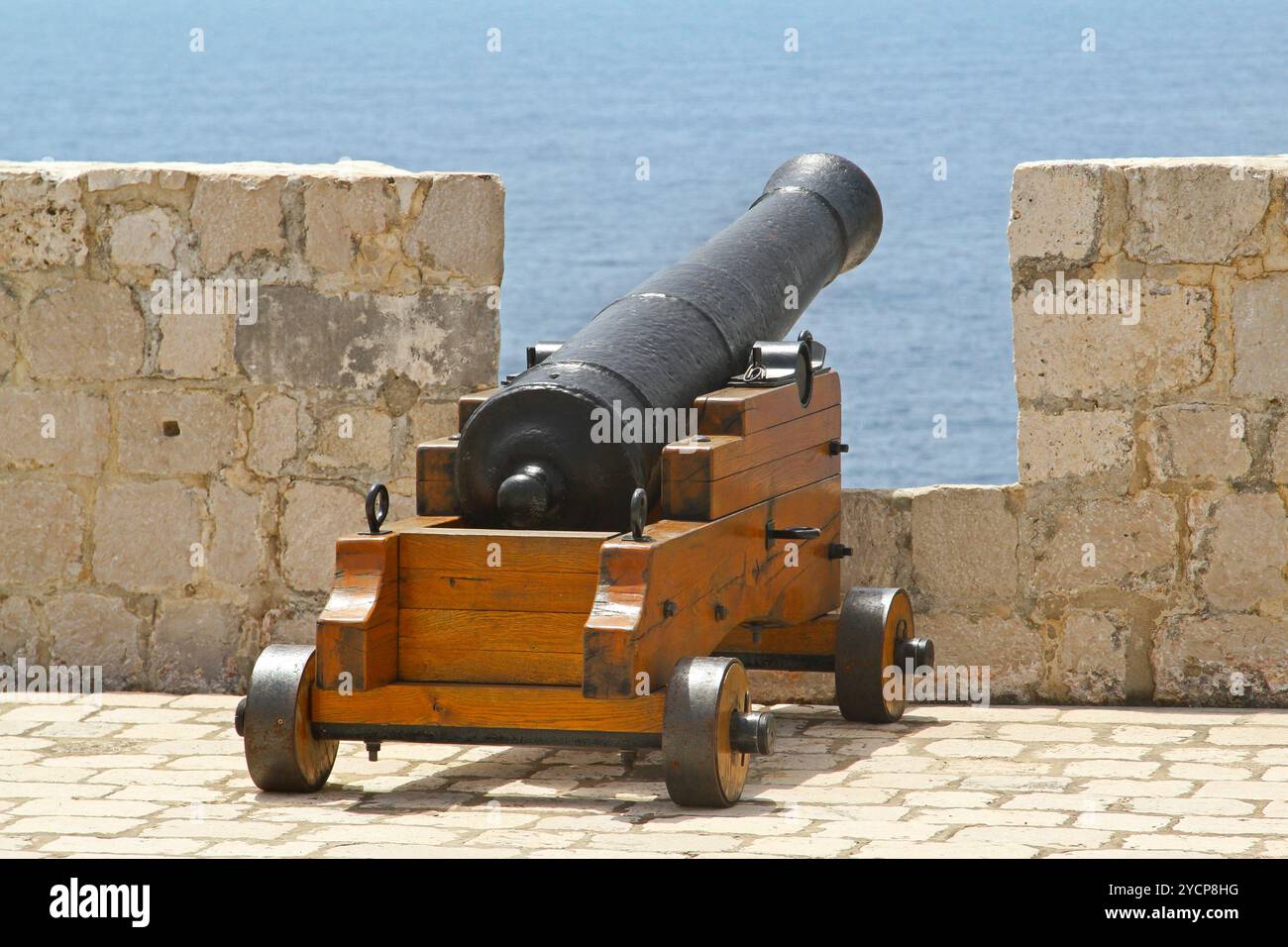 Cannon wall castle hi-res stock photography and images - Alamy