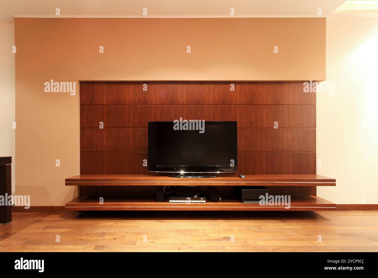 Tvs shelf hi-res stock photography and images - Alamy