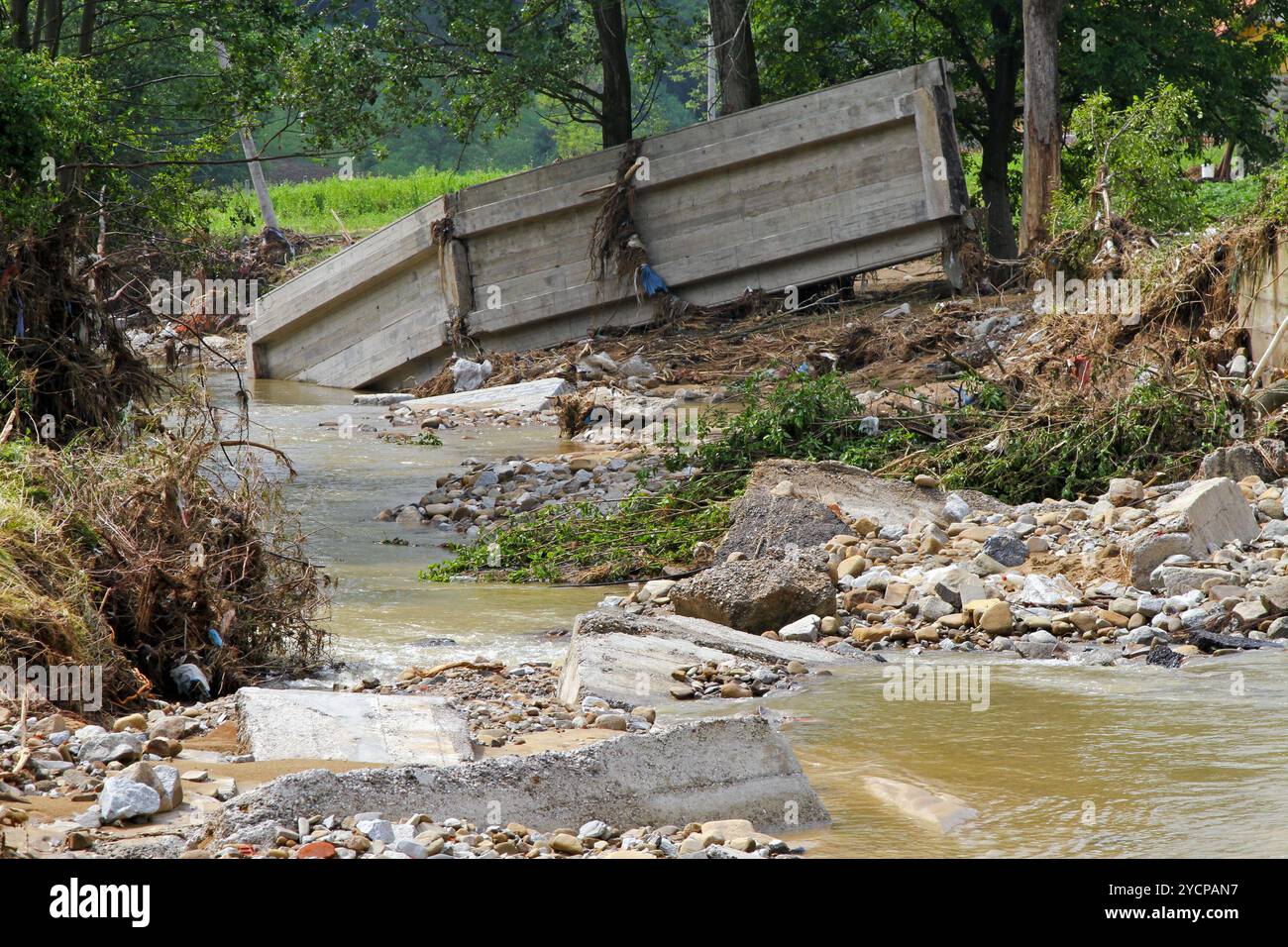 River flood debris bridge hi-res stock photography and images - Alamy