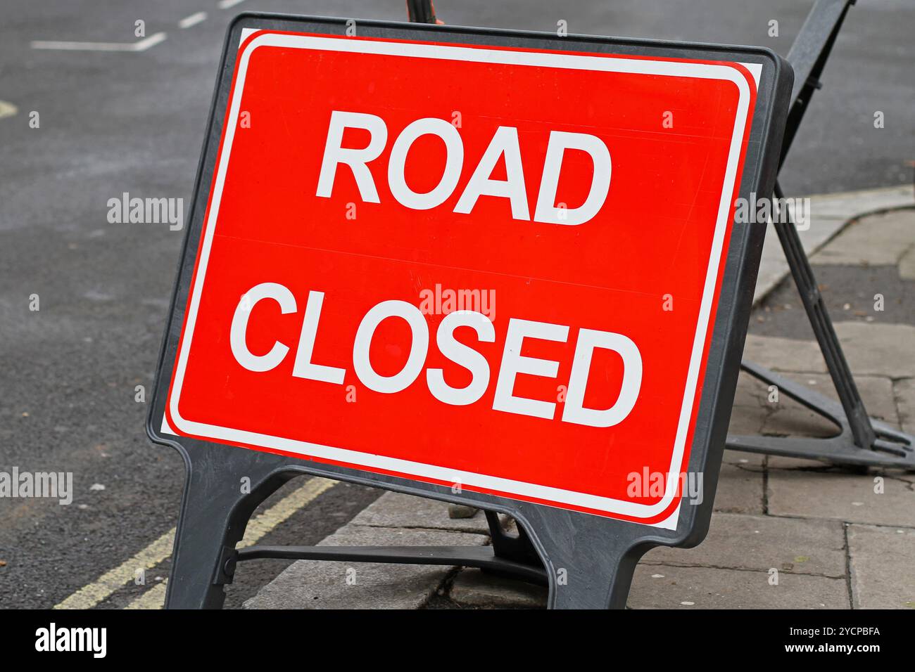 Road closed sign Stock Photo - Alamy