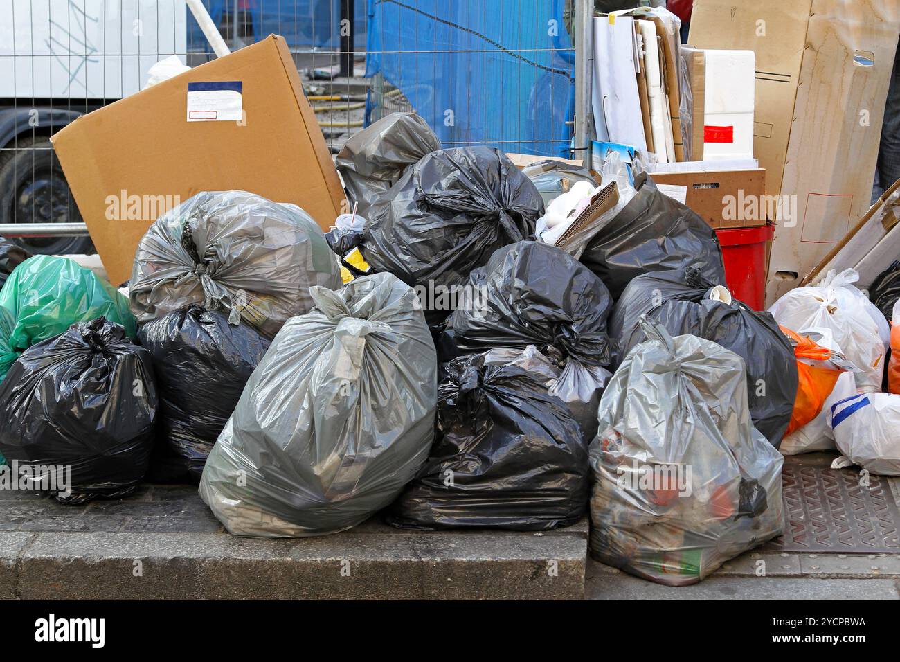 Garbage junk refuse hi-res stock photography and images - Alamy