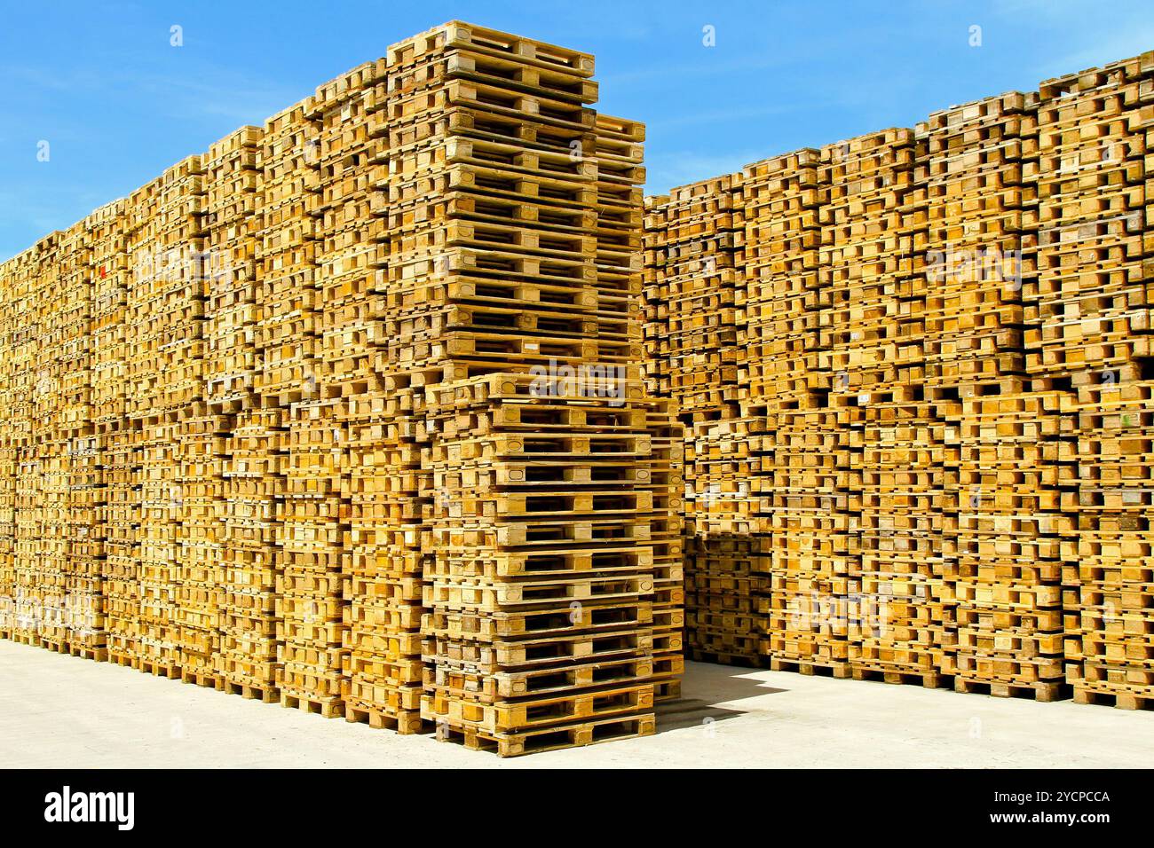 Standard pallet hi-res stock photography and images - Alamy