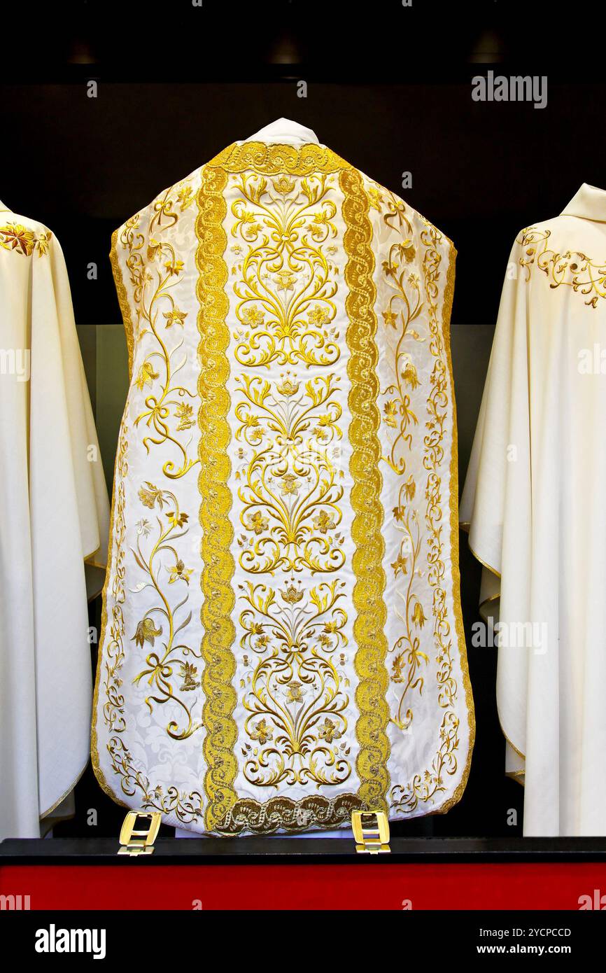 Liturgical dress hi-res stock photography and images - Alamy
