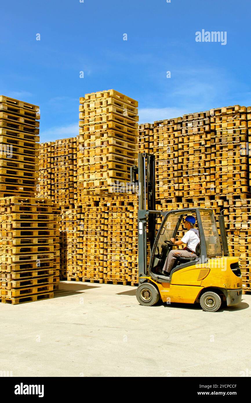 Forklift with pallet hi-res stock photography and images - Alamy