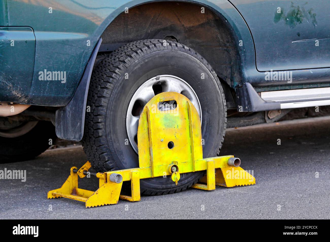 Wheel clamps hi-res stock photography and images - Alamy