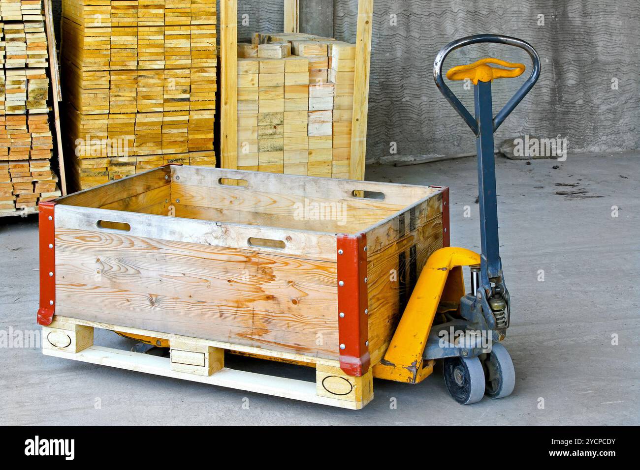 Standard pallet hi-res stock photography and images - Alamy