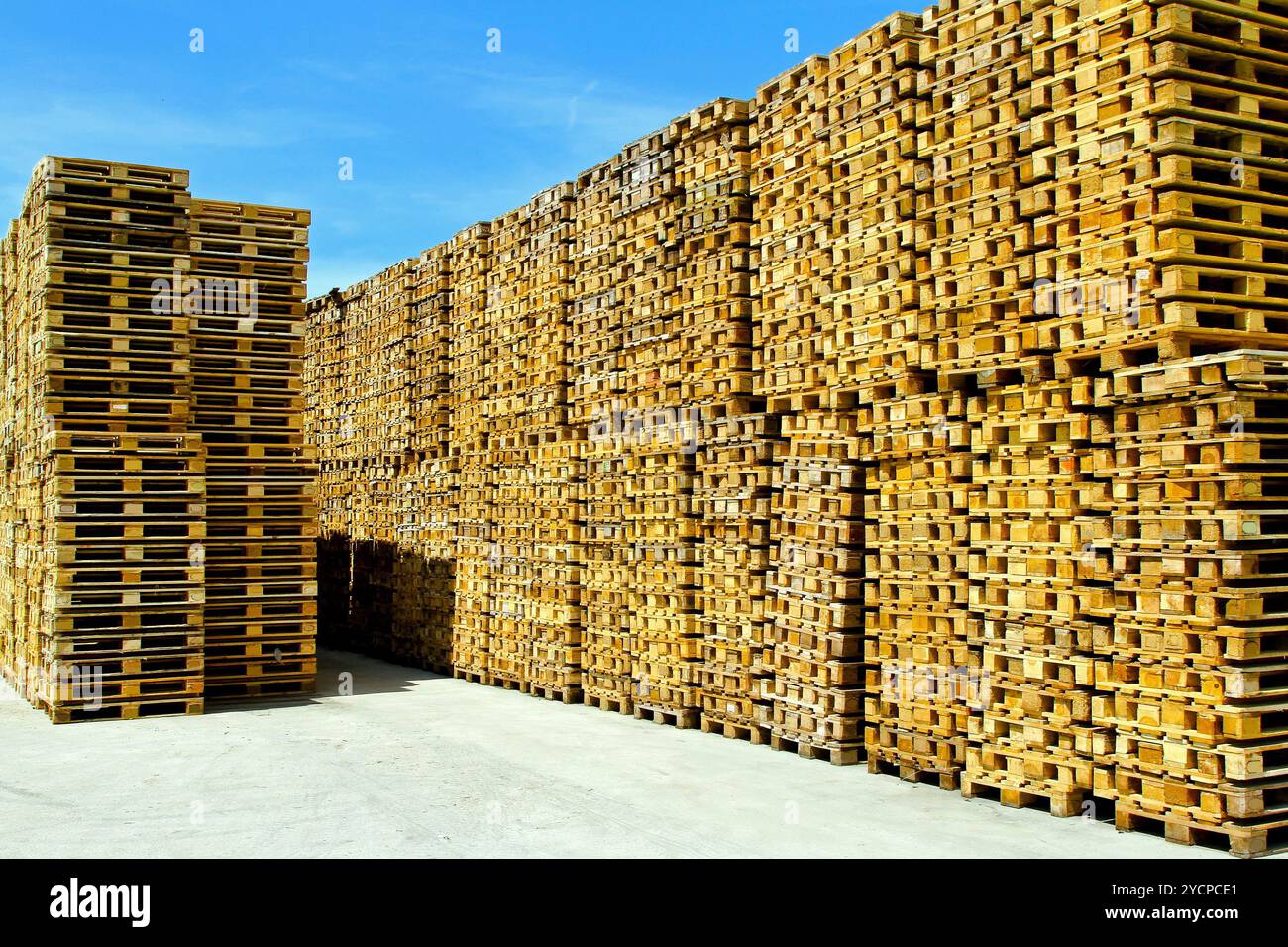 Pile of euro pallets hi-res stock photography and images - Alamy