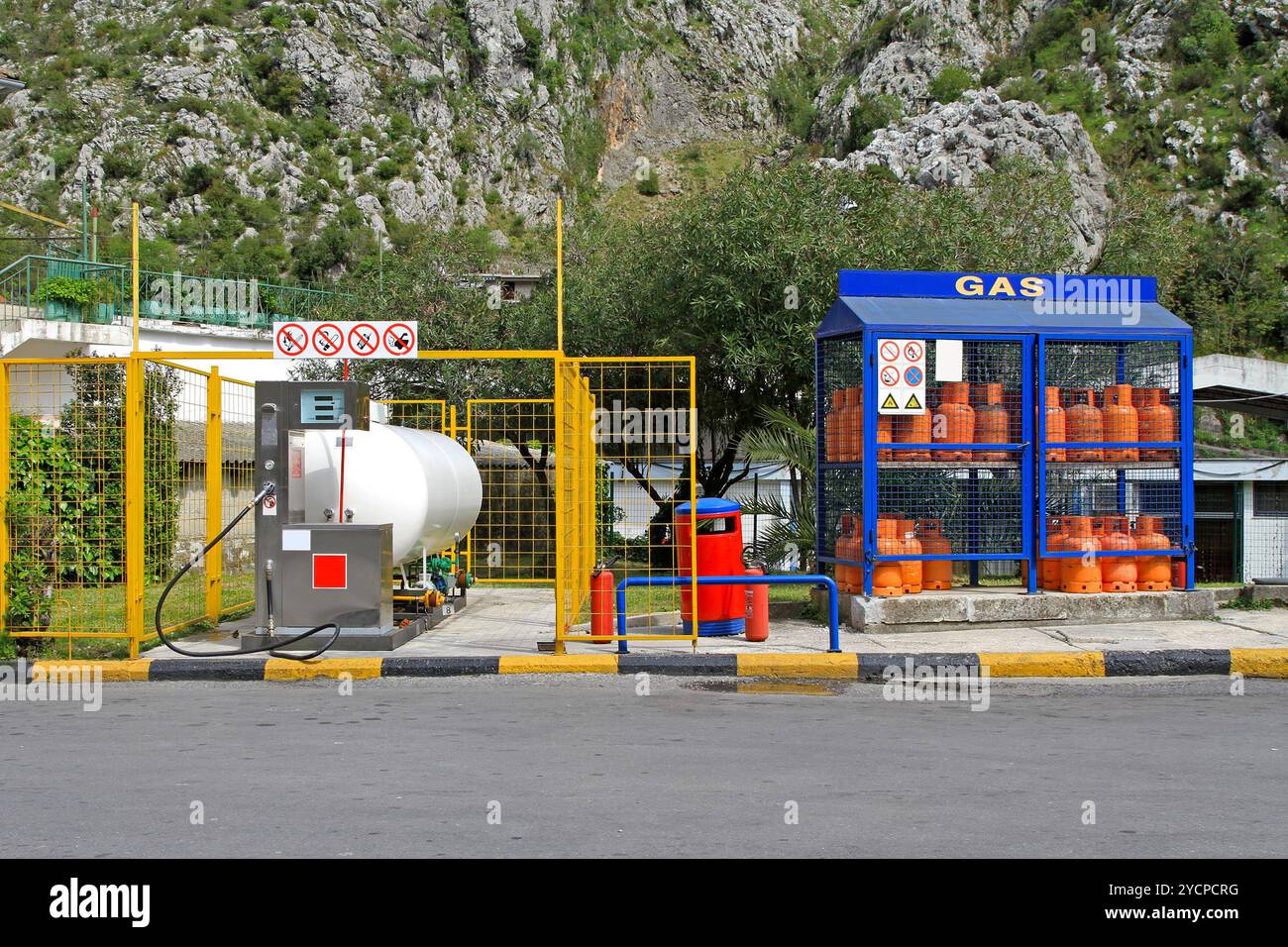 Lpg bottles home hi-res stock photography and images - Alamy