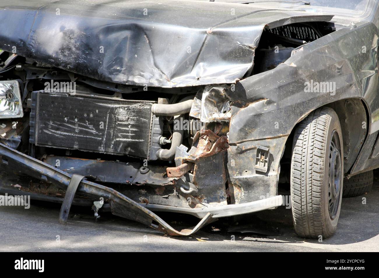 Front crash damage hi-res stock photography and images - Alamy