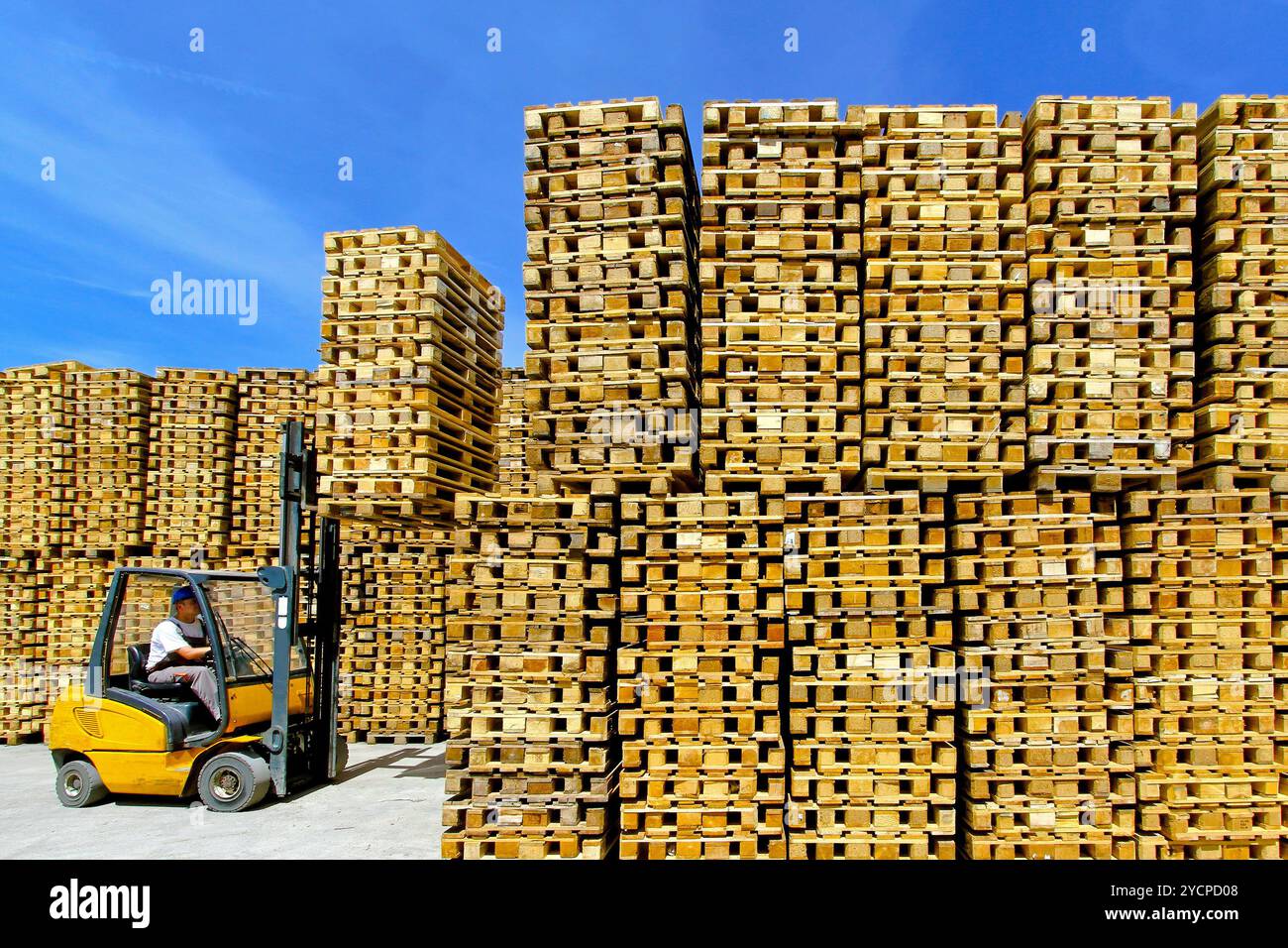 Pallet pallets hi-res stock photography and images - Alamy