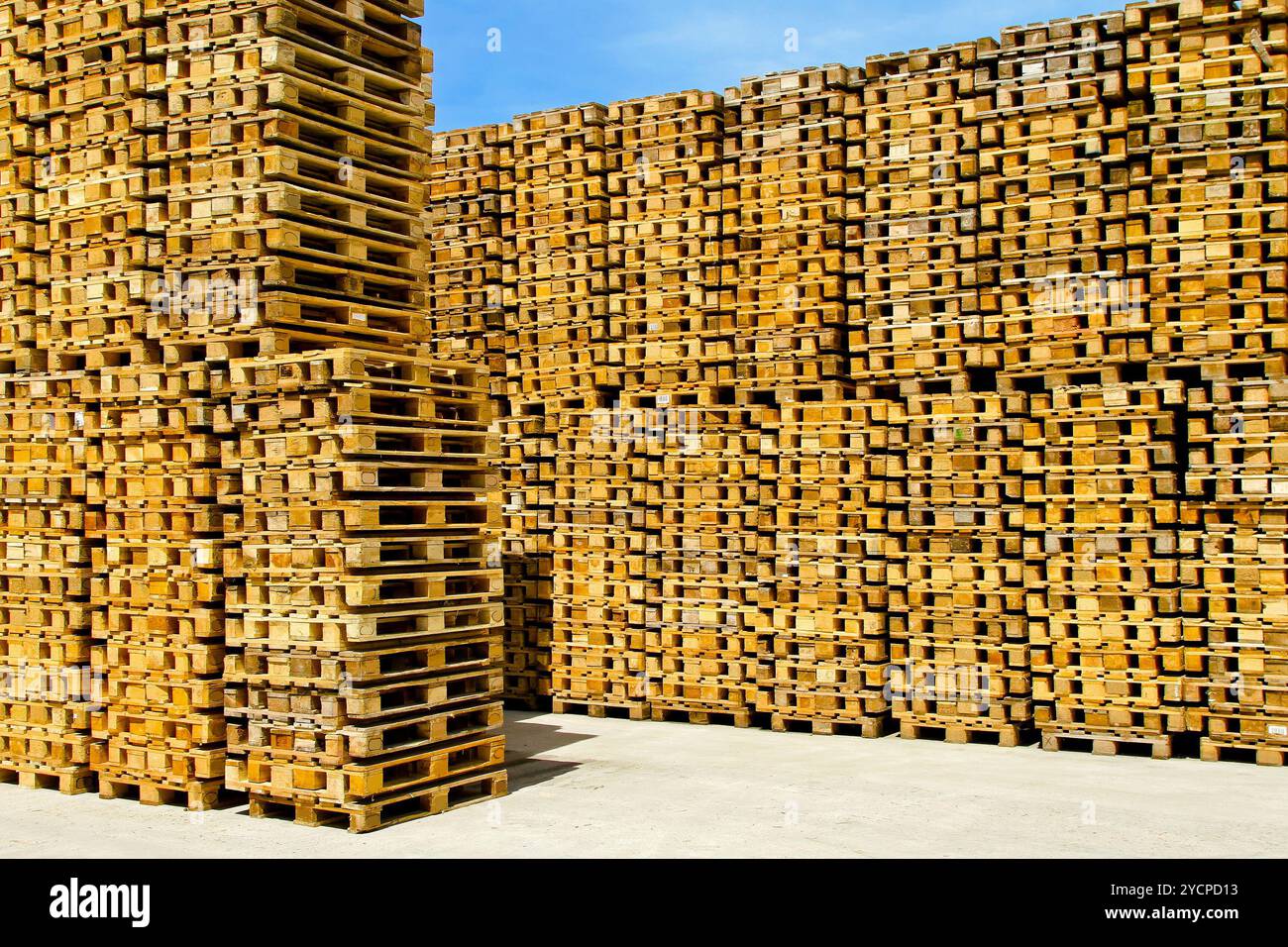 Standard pallet hi-res stock photography and images - Alamy