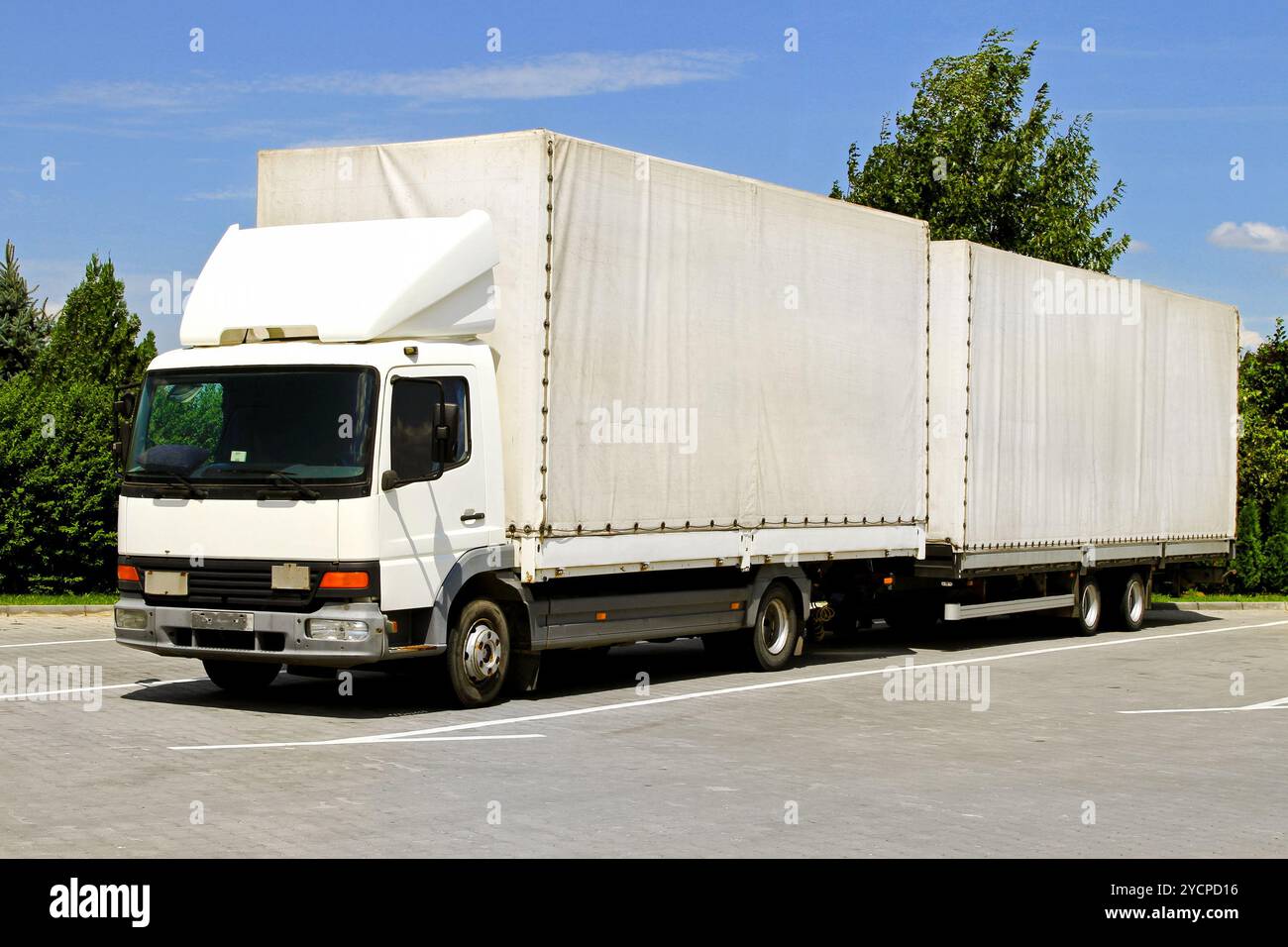 Semi truck trailer parked hi-res stock photography and images - Alamy