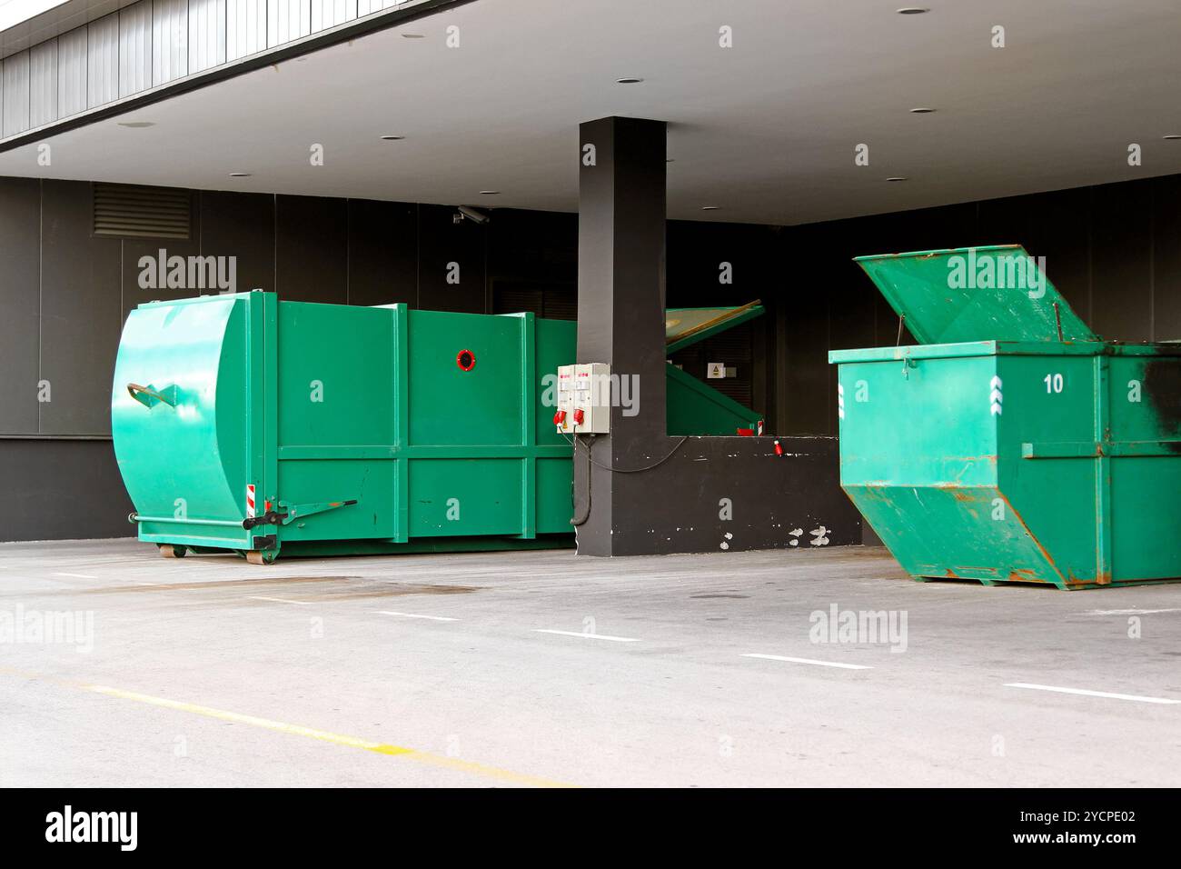 Hydraulic bin hi-res stock photography and images - Alamy