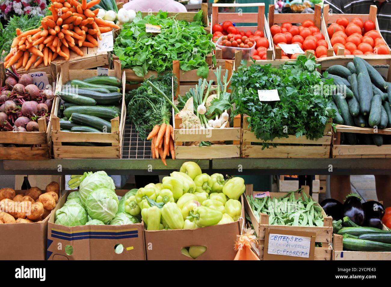 Fruit and vegetables stands hi-res stock photography and images - Alamy