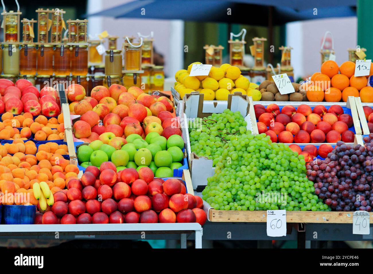 Vendor honey market hi-res stock photography and images - Alamy