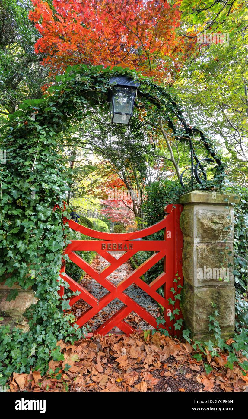 Red gate pathway hi-res stock photography and images - Alamy