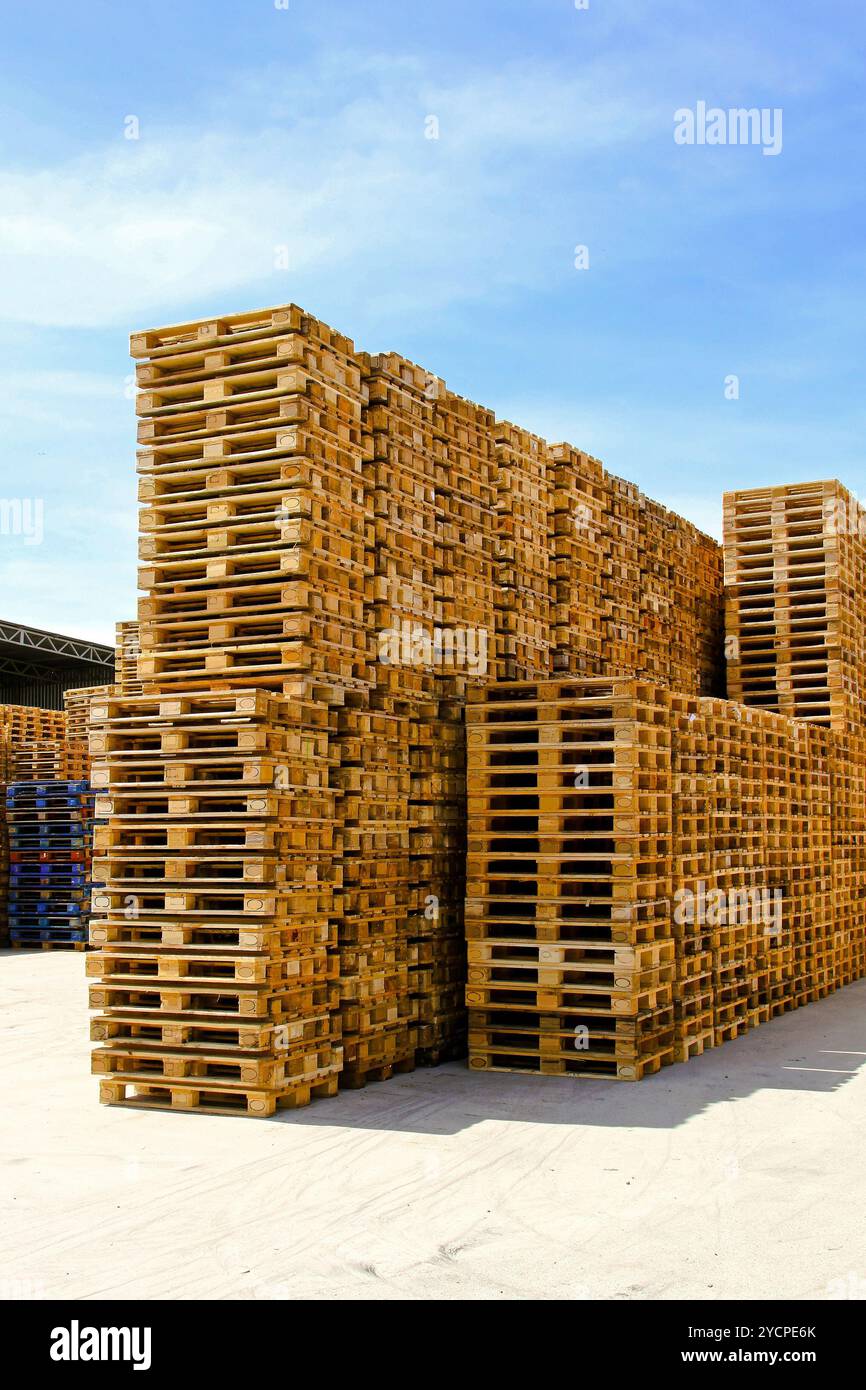 Standard pallet hi-res stock photography and images - Alamy