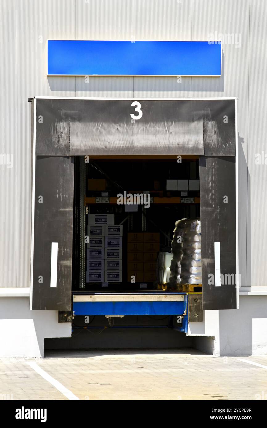 Door entrance warehouse hi-res stock photography and images - Alamy