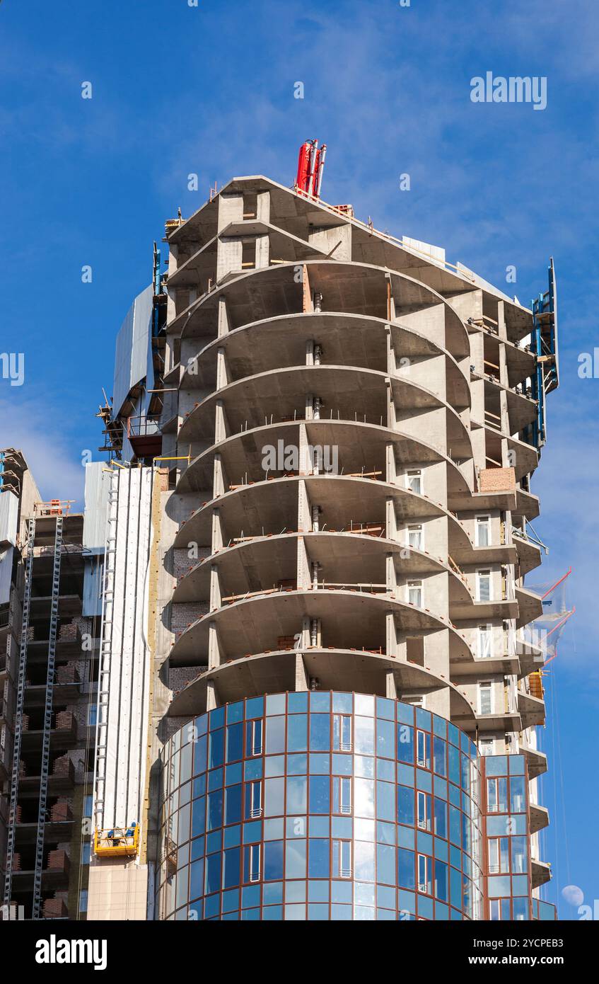 Tall unfinished high rise construction hi-res stock photography and ...