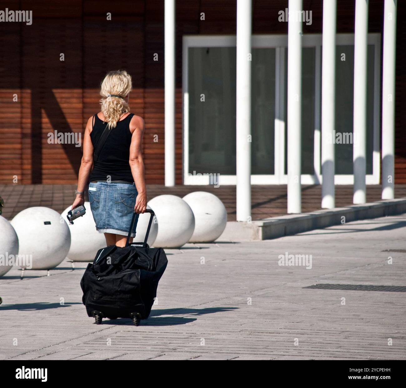 Young woman traveler luggage hi-res stock photography and images - Alamy