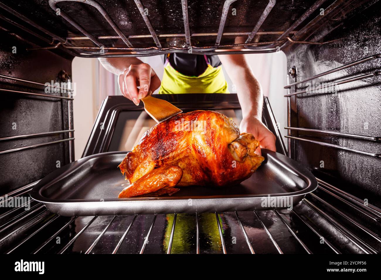 Woman cooking bbq hi-res stock photography and images - Alamy