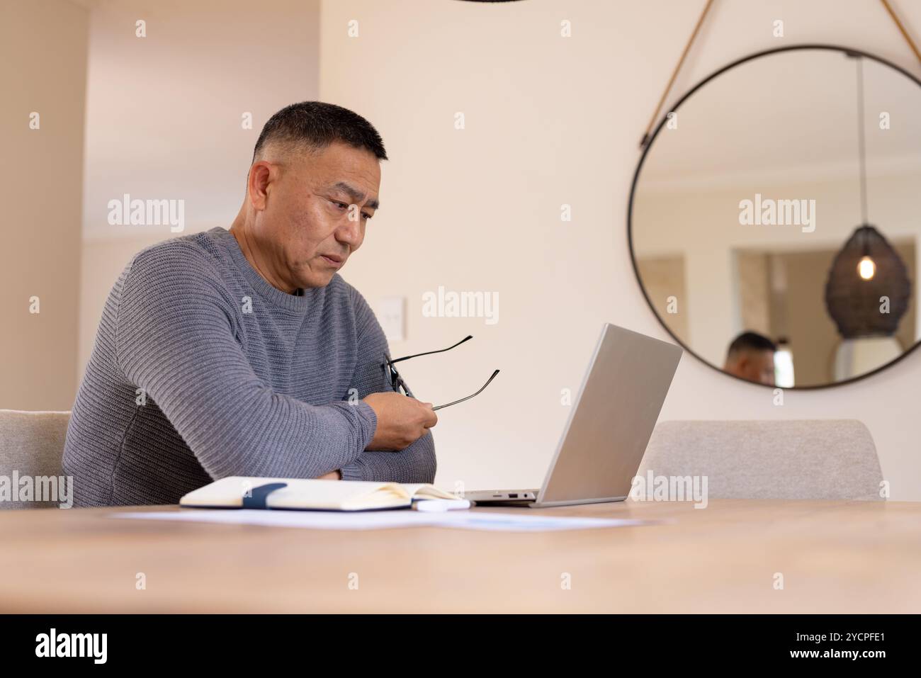 Screen based job hi-res stock photography and images - Alamy