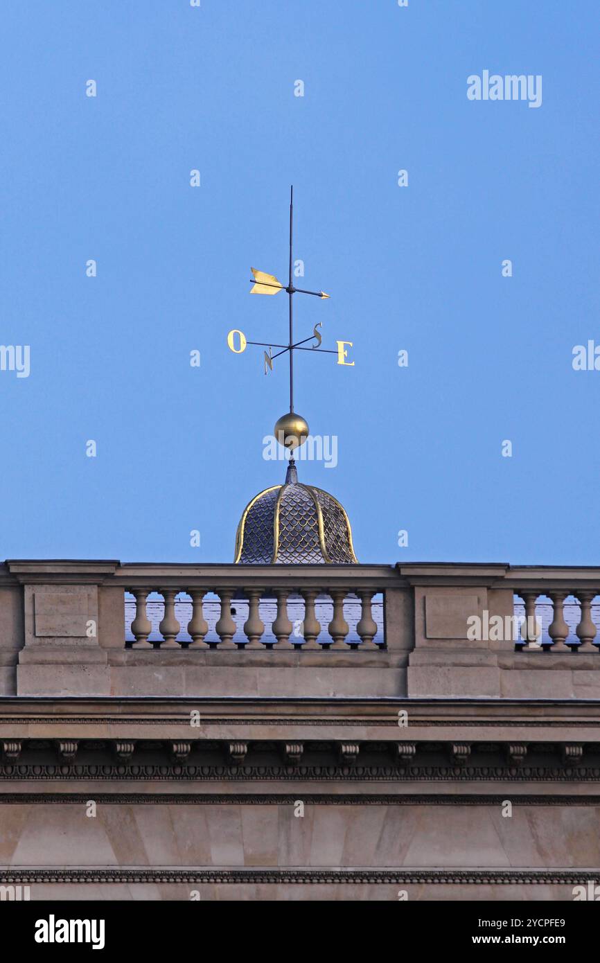 Gold wind vane hi-res stock photography and images - Alamy