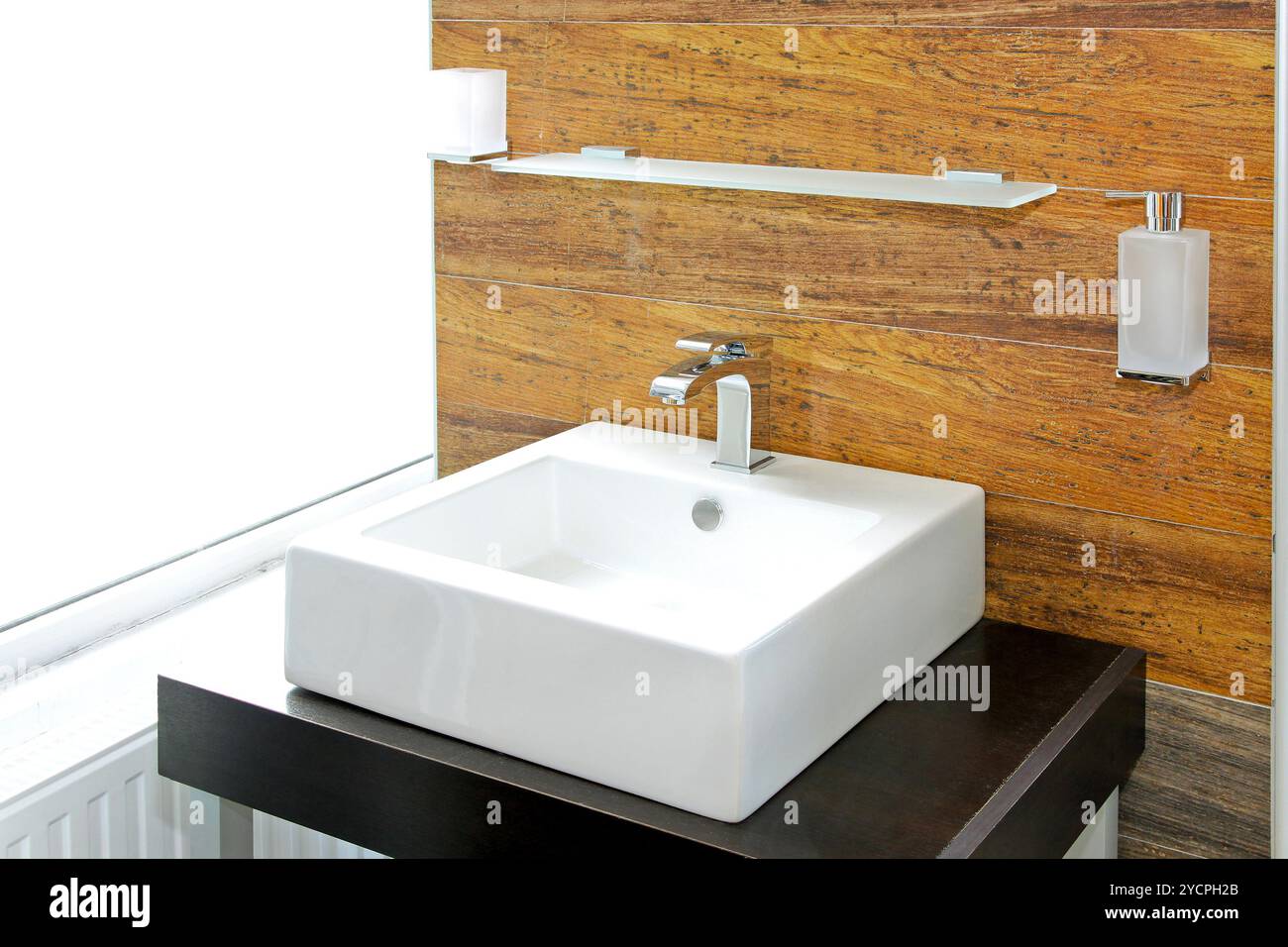 White basin sink hi-res stock photography and images - Alamy