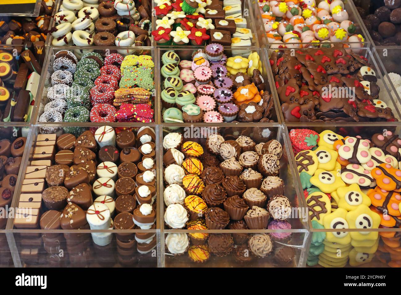 Cake and confectionery shop hi-res stock photography and images - Alamy