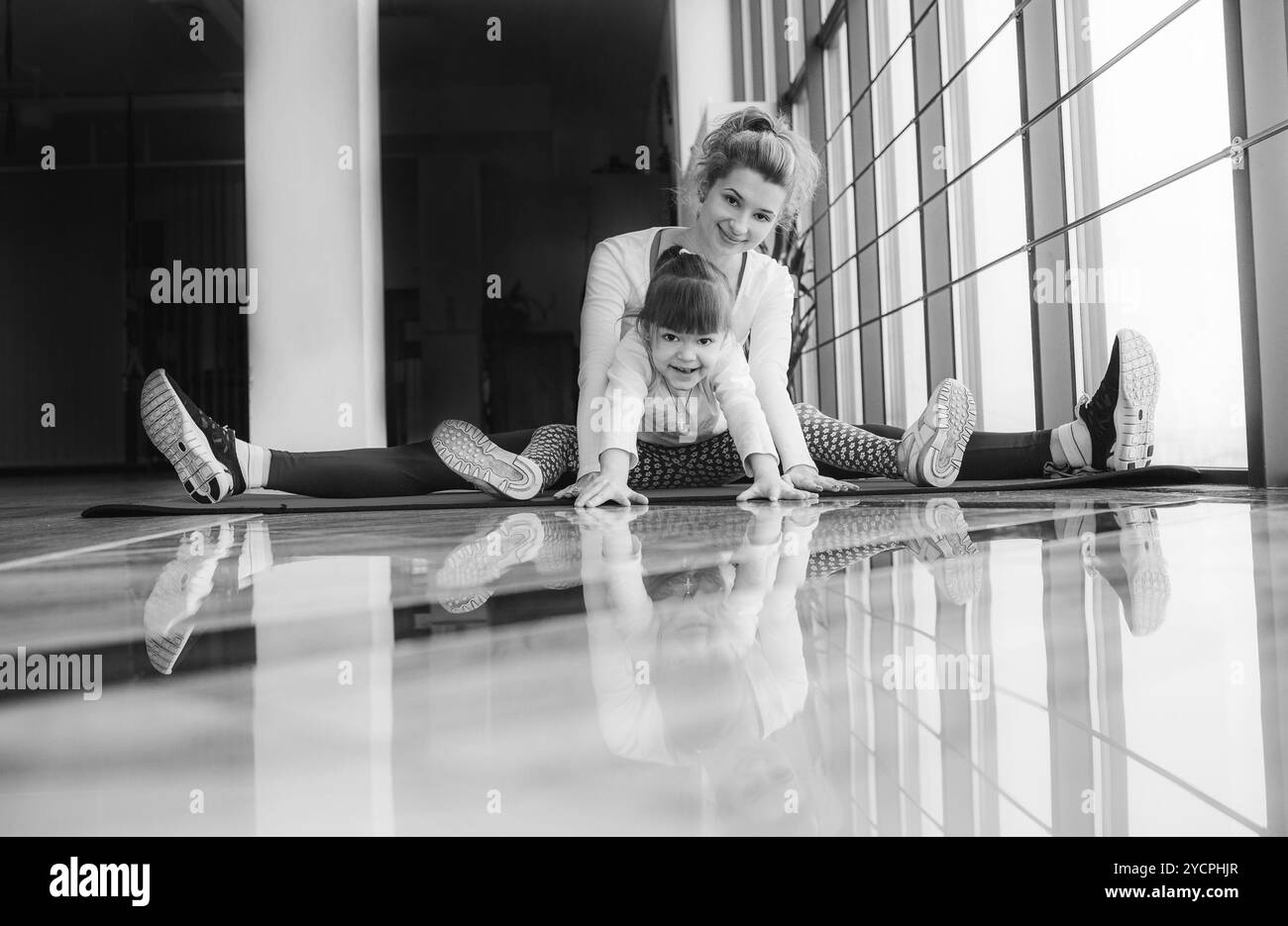 Mother and daughter hugs Stock Photo - Alamy