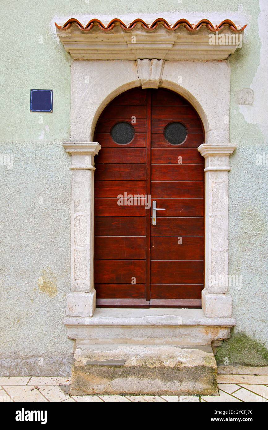 Old brown double doors hi-res stock photography and images - Alamy