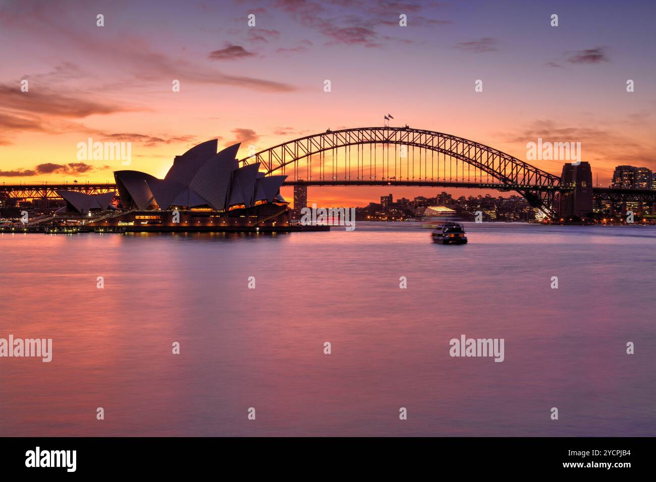 Sydney opera house harbour reflections hi-res stock photography and ...