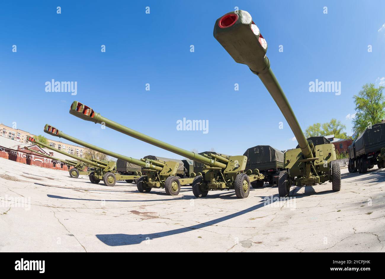 The 152 mm howitzer 2A65 MSTA-B Stock Photo - Alamy