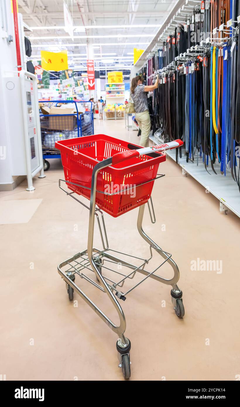 Red store cart hi-res stock photography and images - Alamy