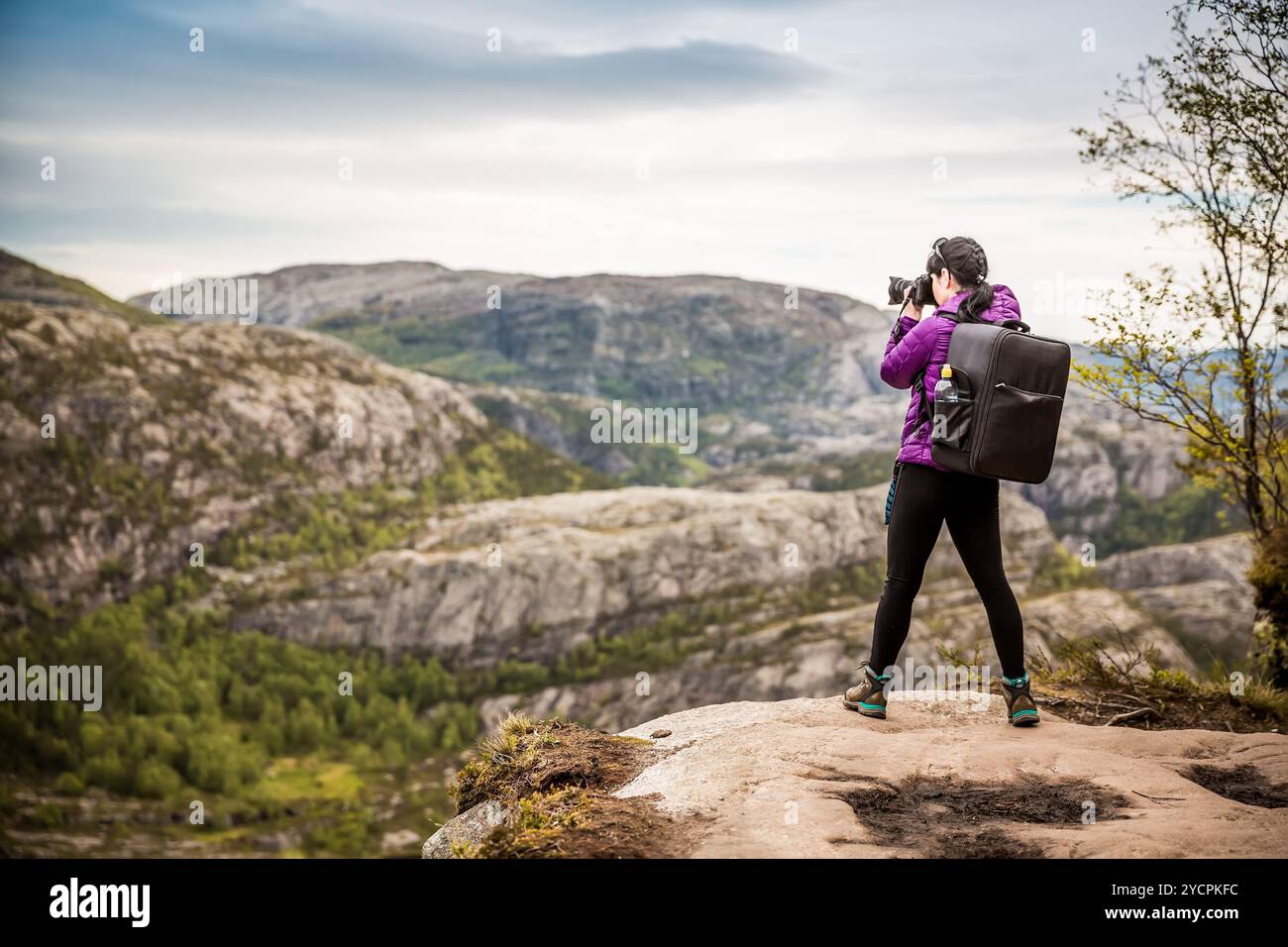 Female photographer nature hi-res stock photography and images - Alamy