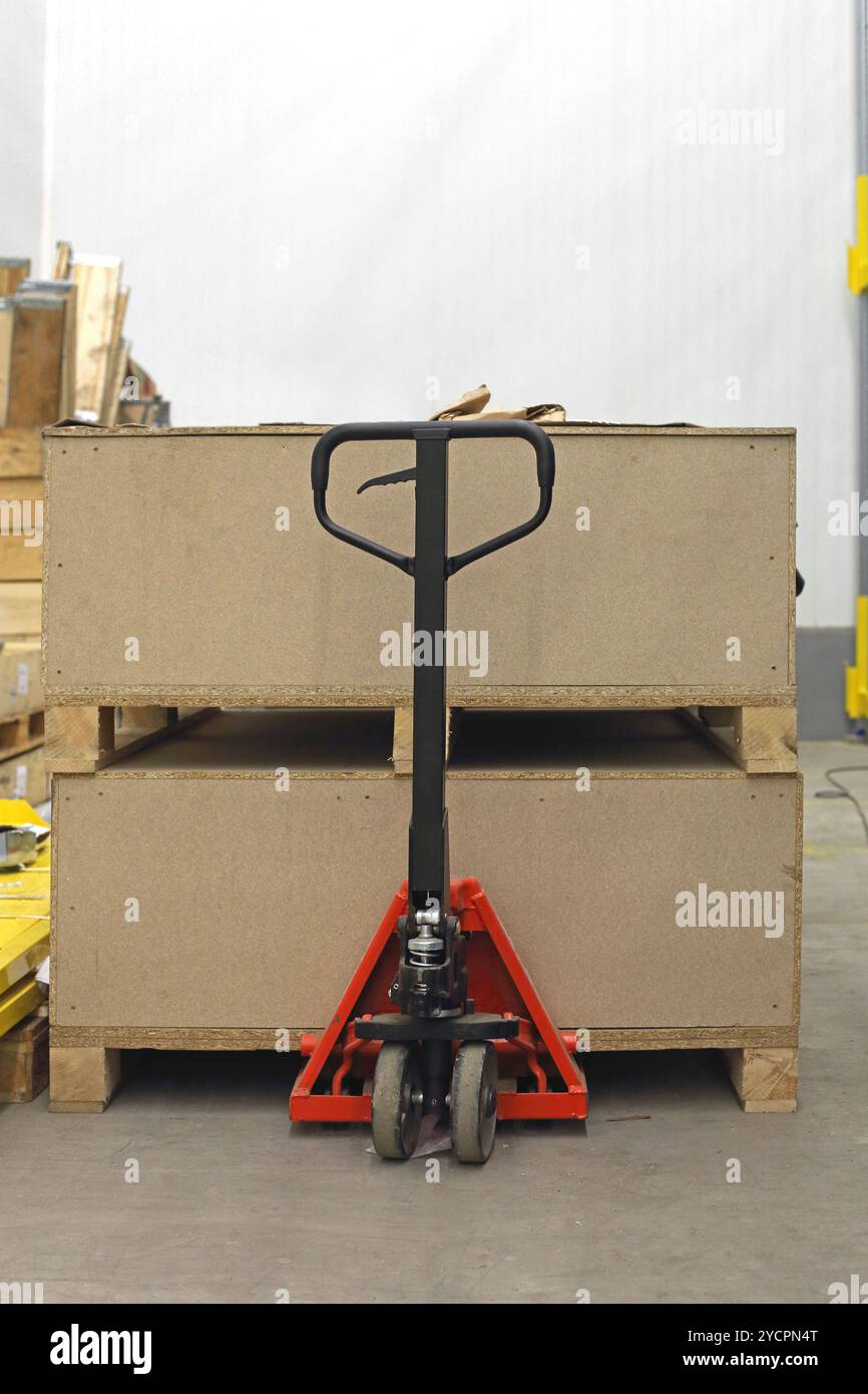 Pallet Jack Box Stock Photo - Alamy