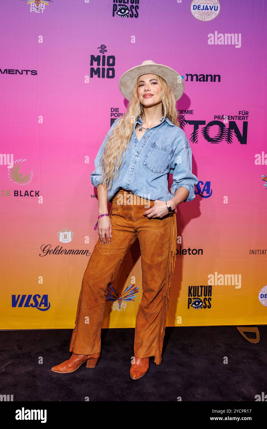 Award - Polyton 2024 Anne Heinz beim Polyton Award 2024 im Ateliers ...