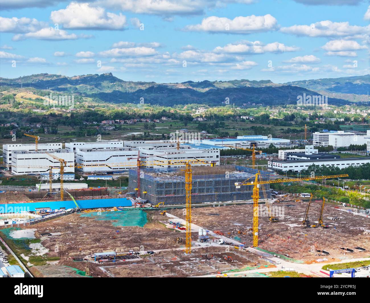 CHONGQING, CHINA - OCTOBER 22, 2024 - Workers work at the construction ...