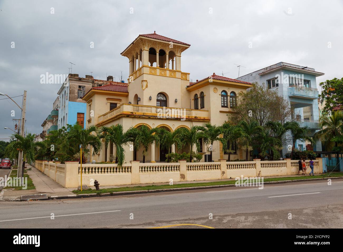 A Typical historical building at Avenida de los Presidentes, La Habana ...