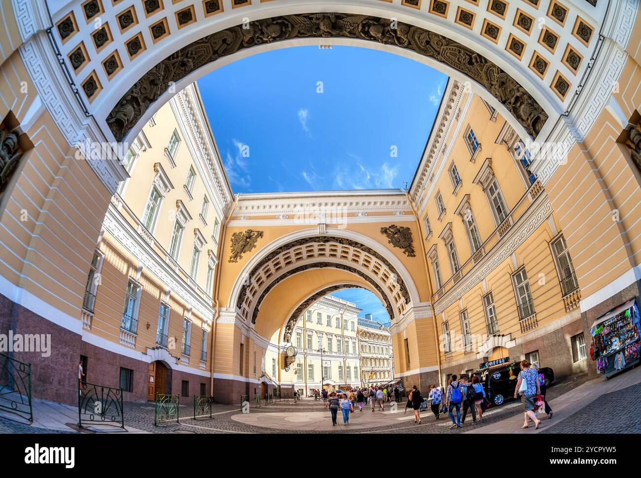 Arch of the General Staff Building on Palace Square in St. Petersburg ...