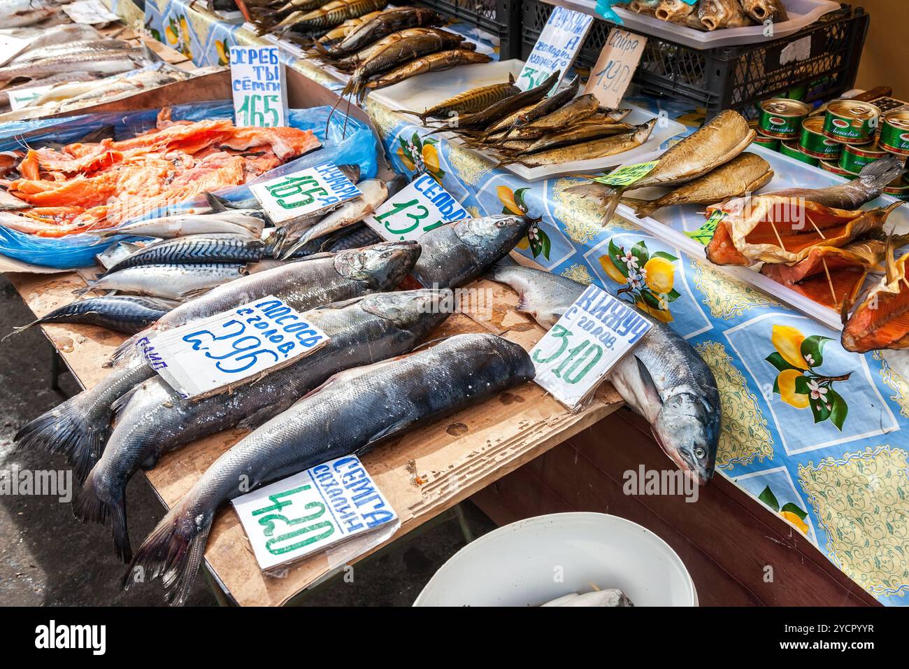 Raw and smoked fish ready to sale at the farmers market in Samara ...