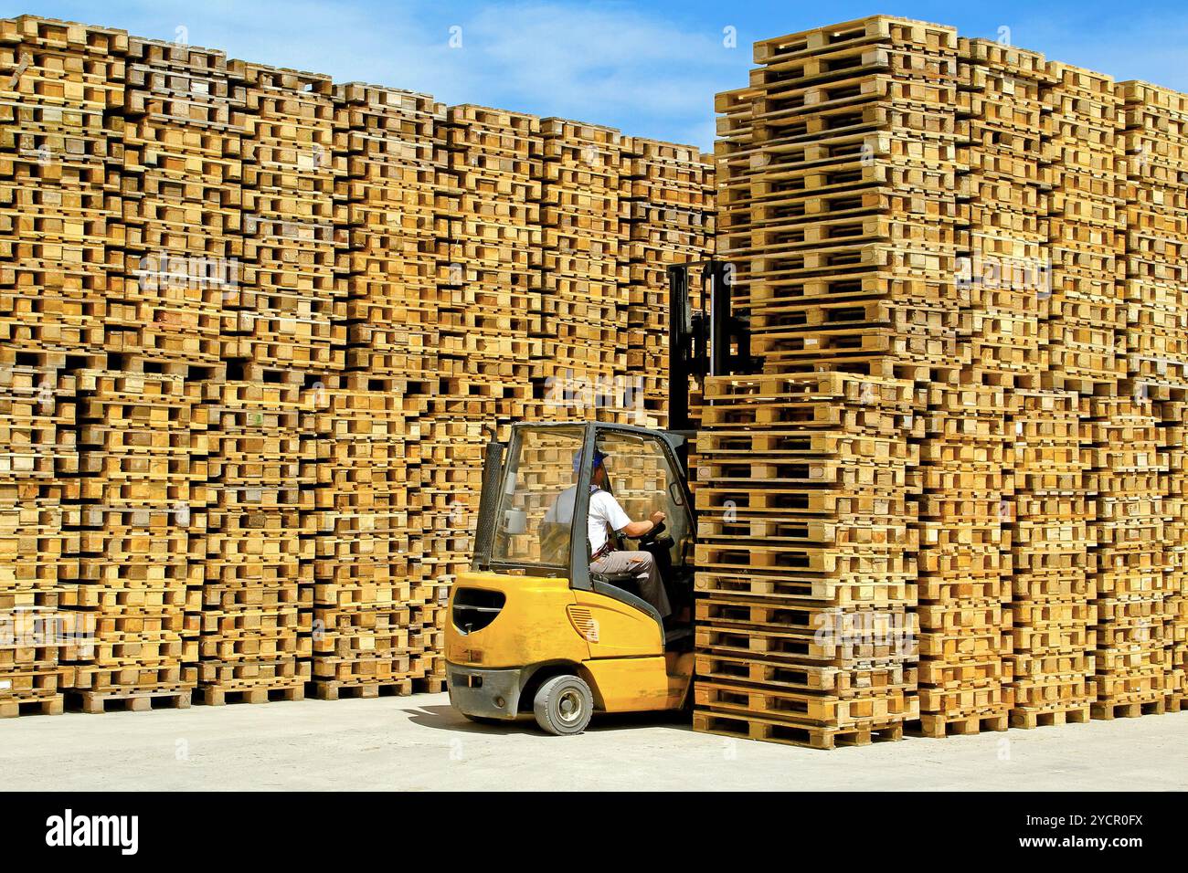 Pile of pallets hi-res stock photography and images - Alamy