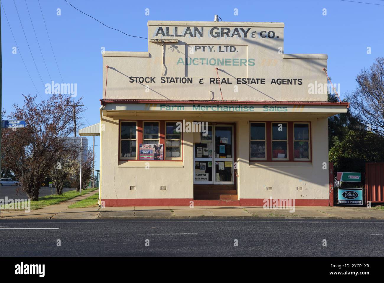 The old auctioneer hi-res stock photography and images - Alamy