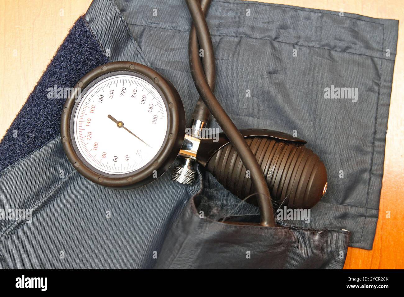 Blood pressure gauge sphygmomanometer hi-res stock photography and ...