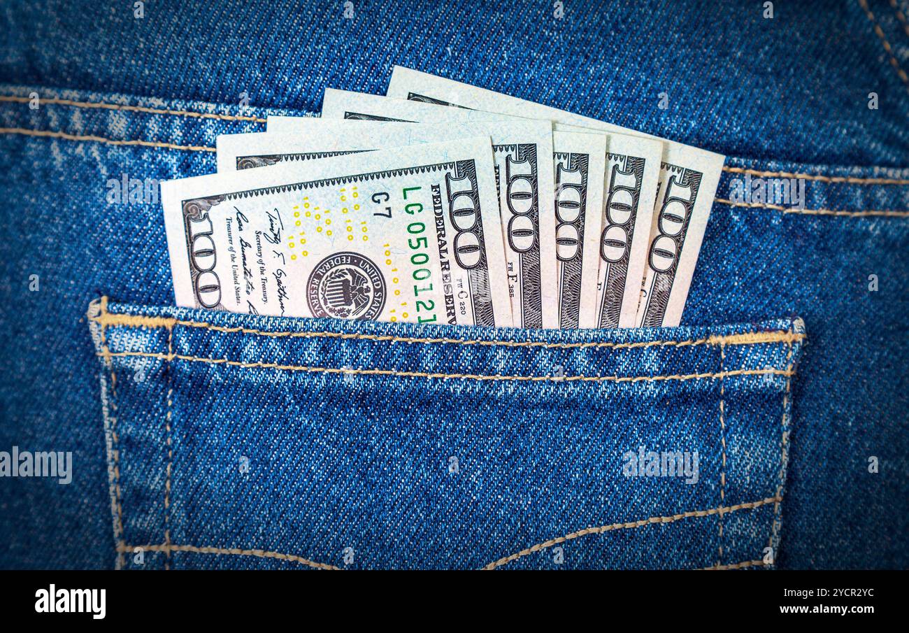 Banknotes in 100 us dollars hi-res stock photography and images - Alamy