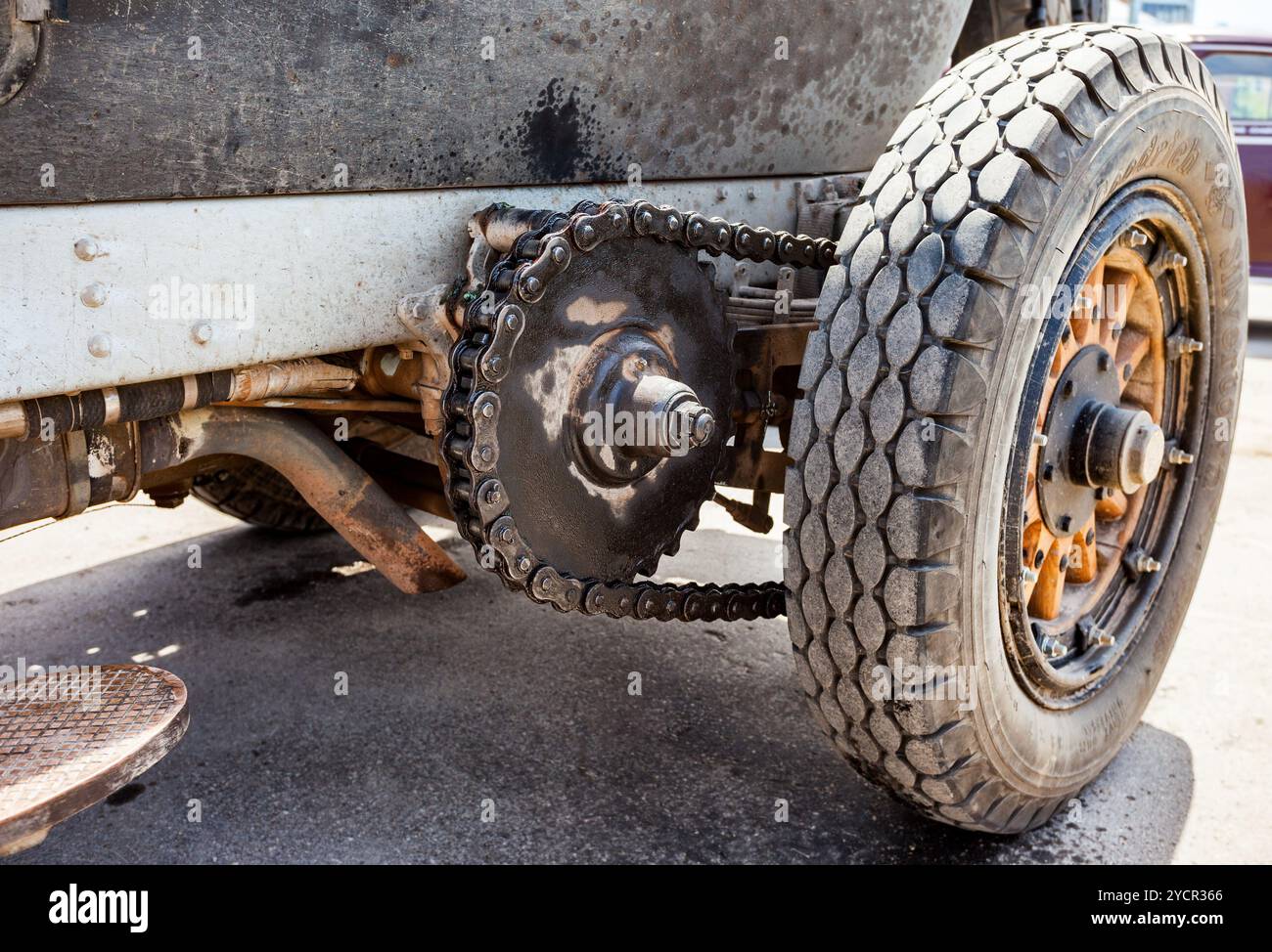 Chain drive the rear wheels of a retro car American La France Tourer ...