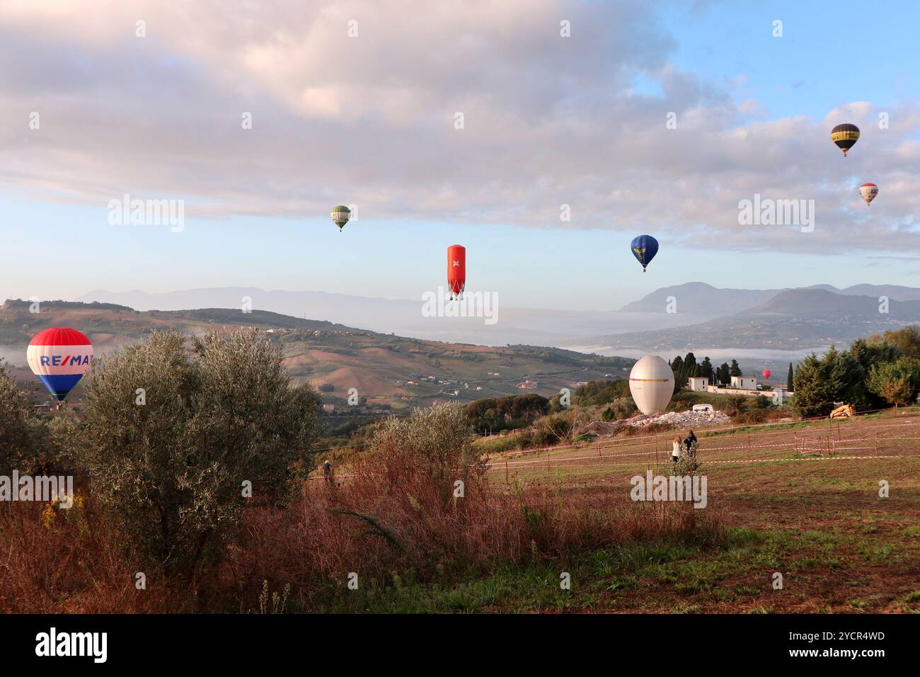 Mongolfiere in volo hi-res stock photography and images - Alamy